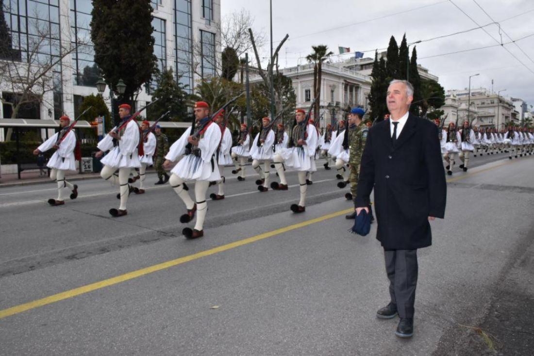 Συγκίνηση στην παρέλαση της Προεδρικής Φρουράς - Τίμησαν τον εύζωνα ...